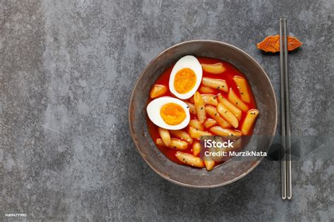 회색 그릇에 계란을 곁들인 떡볶이 떡볶이는 떡을 곁들인 한국 요리입니다 아시아 음식 평면도 복사 공간 배경 주제에 대한 스톡