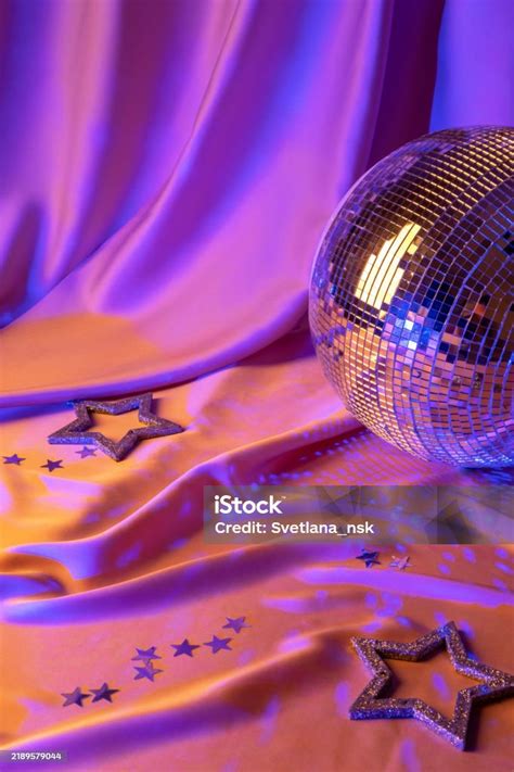 새해 배너입니다 밝은 네온 배경에 디스코 볼과 함께 축제 밤 파티 포스터 전단지 또는 카드 디자인 축제 다채로운 배경 밝은 네온 불빛에 대한 축하 배경 12월 31일에 대한