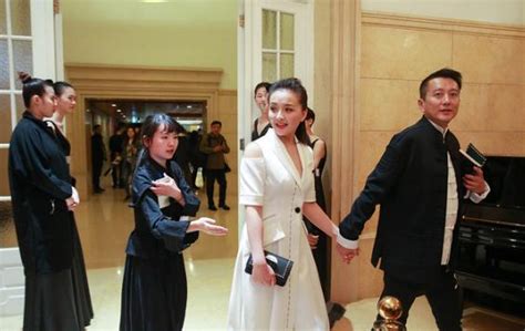 「槿汐姑姑」孫茜和老公牽手，鍾麗緹透視裙擺秀美腿！ 每日頭條