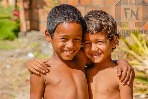Retrato de crianças sorrindo no bairro de Santo Antônio Portrait of