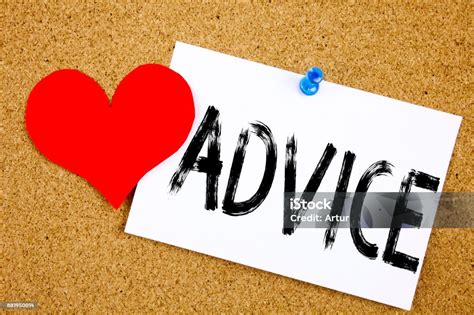 개념적 손 쓰기 텍스트 캡션 영감 제안 지도 개념 및 스티커 메모 알림 코르크 배경 복사 공간에 사랑에 대 한 조언을 개념을 보여주는 It 지원에 대한 스톡 사진 및 기타