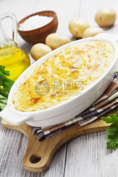 木桌上有肉的土豆砂锅高清图片下载 正版图片502842602 摄图网