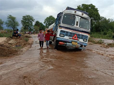 Sudden Flood In Sondhur River Tractor Rider 50 Villagers Saved From