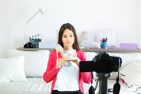 소녀 블로거 패션 제품 신발 스틸 레 토 힐을 제시 하 고 소셜 네트워크에 라이브 비디오를 방송 귀여운 소녀 에 초점을 블로거
