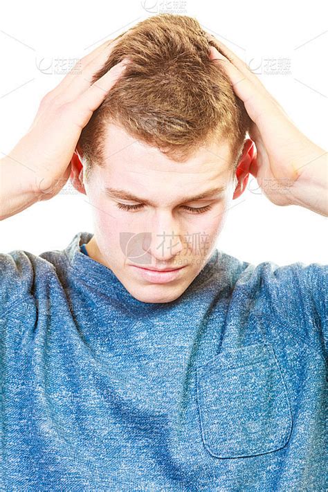 特写紧张的男子用手捧着头