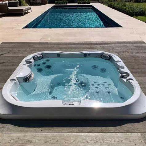 Pilih Jacuzzi Fabrikasi Atau Jacuzzi Custom Jogja Pool