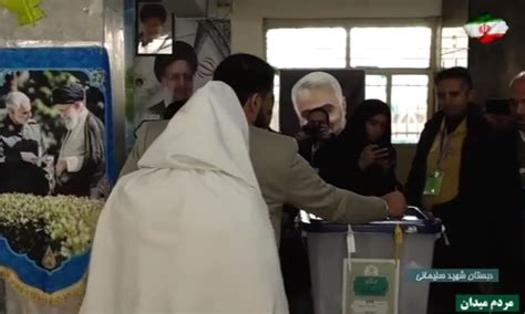 حضور عروس و داماد مشهدی پای صندوق رای در مشهد فیلم شهرآرانیوز