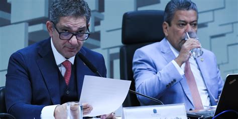 Senador Rogério Carvalho Durante Leitura Do Relatório Final Do