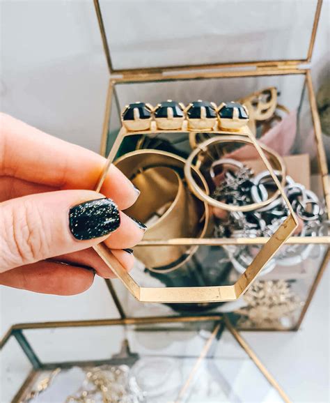 צמיד גולדפילד משושה של Darios בלוג אופנה ולייף סטייל תלתלים