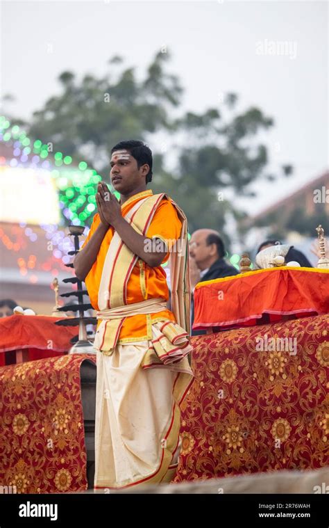 Varanasi Inde Nov 2022 Ganga Aarti Portrait Dun Jeune Prêtre
