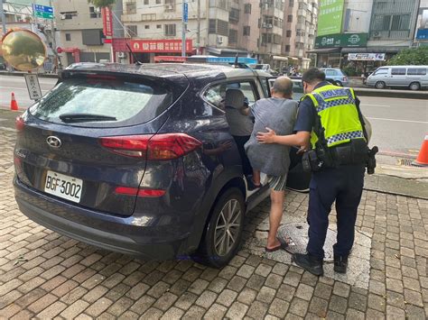 老翁外出散步跌倒 警暖心攙扶送返家 17news民生好報