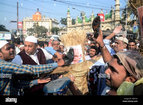 Kolkata India 18th Nov 2016 Activist Hit The Narendra Modis Effigy