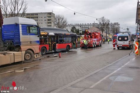 Wien Mehrere Verletzte Bei Unfall Mit Linienbus Und Sattelschlepper In