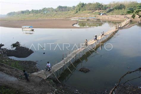 Jembatan Bambu Antara Foto