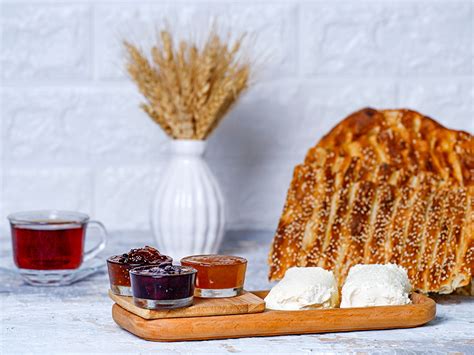 نان و سرشیر و مربا