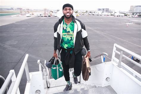 足篮互动！詹姆斯身穿姆巴佩球衣登机，后者社媒致谢虎扑nba新闻