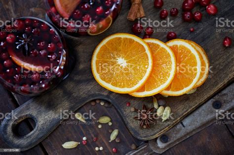 부엌에서 절단 보드에 크랜베리와 오렌지 제 Mulled 와인의 상위 뷰 0명에 대한 스톡 사진 및 기타 이미지 0명 겨울