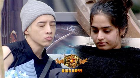 Bigg Boss 17 Update Aoora Ne Kiya Ayesha Ko Kiss Karne Se Mana