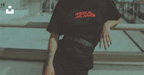 Foto Mujer Con Camiseta Negra De Cuello Redondo Y Falda Negra De Pie