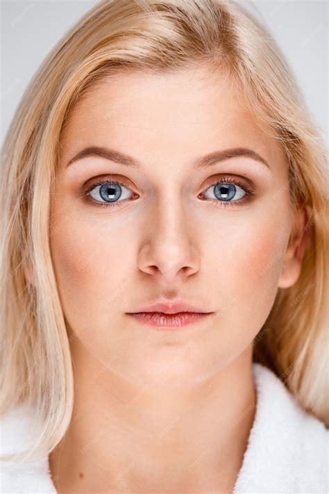 Портрет молодой красивой белокурой женщины смотря Бесплатно Фото