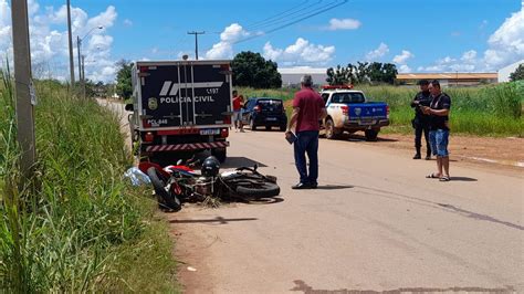 Motociclista fratura tórax e crânio após bater contra poste e morre em