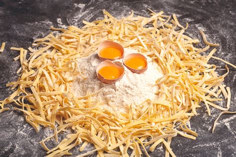 신선한 파스타 배경 나무 배경에 신선한 계란과 밀가루와 함께 홈 주방에서 요리 홈 메이드 이탈리아 페투치네 파스타 이탈리아
