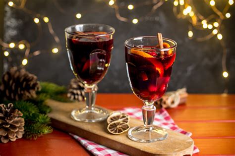 매운 Mulled 와인 어두운 배경에 Led 조명과 소나무 콘과 크리스마스 구성 0명에 대한 스톡 사진 및 기타 이미지 0명