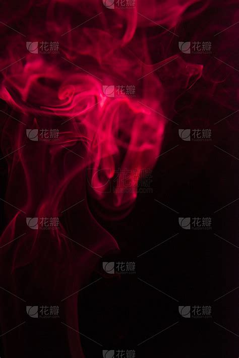 黑色背景上的红色烟雾
