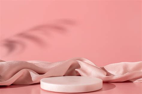 실크 패브릭과 열대 식물의 그림자와 핑크 배경에 흰색 대리석 연단 제품 화장품 프리젠 테이션연단 창조적 인 조롱 미용 제품을