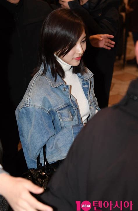 Ten Photo트와이스 미나 앞뒤로 특급경호 받으며 출국 텐아시아