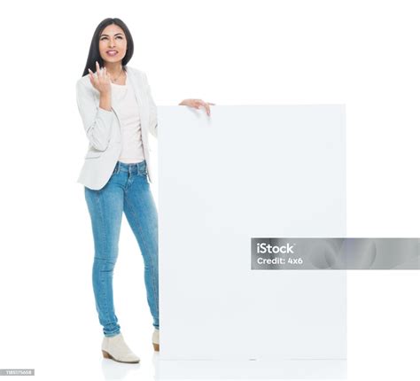 전체 길이 1 인 정면 보기 2029 세 성인 아름 다운 라틴 아메리카와 히스패닉 민족 여성 젊은 여성 앞 서 흰색 배경 착용 블레이저재킷 재킷 청바지 누가 보여주는 고민