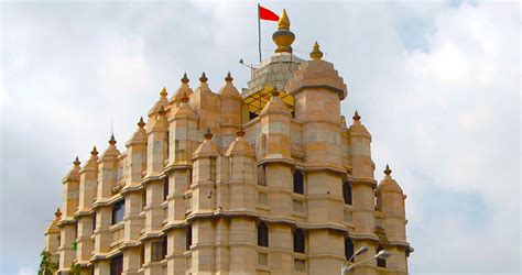 Before Match Csk Players Seek Blessings At Siddhivinayak Temple