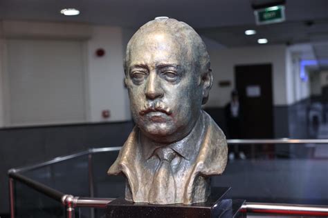 مجلس إدارة الأهلي يزيح الستار عن تمثال العامري فاروق أكيد نيوز