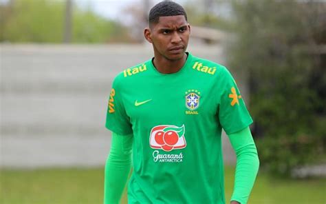 Hugo Souza comenta sonho de defender a seleção brasileira e revela