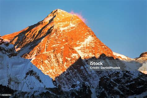 보기 Gokyo 밸리에서 에베레스트 산의 저녁 0명에 대한 스톡 사진 및 기타 이미지 0명 경관 계곡 Istock