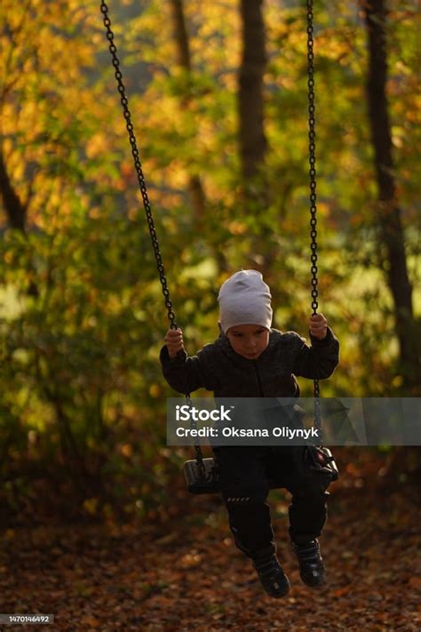 운동장 놀이터에서 그네를 타는 아이 광기와 자유 야외에서 그네를 타고 노는 어린 여름 아이 건강한 생활방식에 대한 스톡 사진 및 기타 이미지 Istock