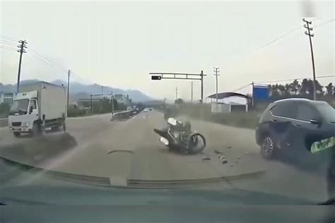长途摩托车旅行的大哥跟对面车拐外相撞瞬间。