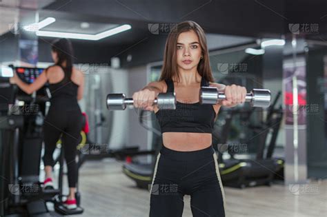 哑铃 健身房 女人 美 运动竞赛 水平画幅 形状 美人 健康 运动员