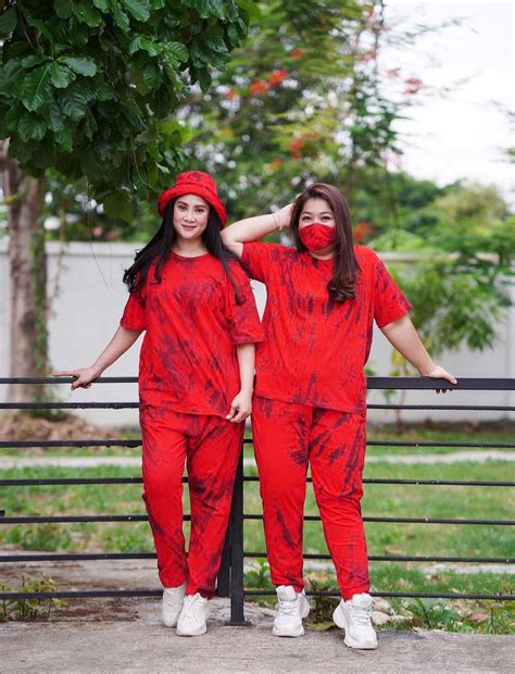 เซทเสื้อกับกางเกงขายาว พร้อมหมวกกับผ้าปิดปาก ผ้ามัดย้อม 4 สี ขาว ดำ เหลือง แดง ผ้า Cotton Size L