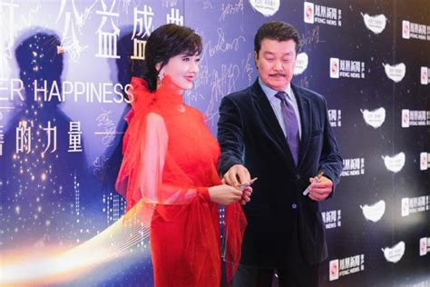 65歲趙雅芝氣質真好，穿影樓風紅綢子裙明艷大氣，熒光口紅真服了 每日頭條