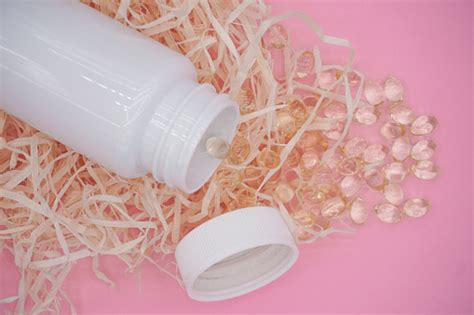 플라스틱 화이트 의료 컨테이너 흰 병 알약에서 흩어져있는 클로즈업 0명에 대한 스톡 사진 및 기타 이미지 0명 건강관리와