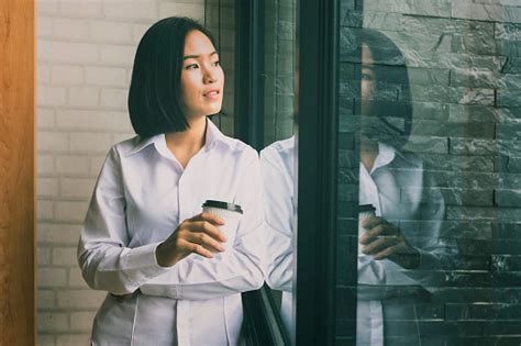 사무실 창가에 서있는 동안 테이크 아웃 커피 잔을 들고 행복 사업가 후면에 대한 스톡 사진 및 기타 이미지 후면 커피 마실