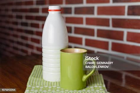 아직도 우유와 녹색 세라믹 얼굴 붉은 벽돌 벽의 배경에 대 한 나무 테이블에 녹색 냅킨의 병 생활 건강 한 식품입니다 0명에 대한 스톡 사진 및 기타 이미지 Istock