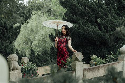 아름 다운 여자 Cheongsam 입고 사진 무료 다운로드 Lovepik