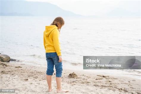 외롭고 아름다운 슬픈 소녀 십대는 모래 바다 해변에 생각에 잠겨 앉아 있다 꿈 불안 미래에 대한 걱정 학교 친구 부모 십대