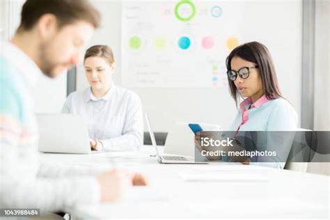 잠겨있는 집중 아름 다운 혼합된 경주 사업 숙 녀 노트북 테이블에 앉아서 회의에서 텍스트 메시지에 대답 계획에 대한 스톡 사진 및 기타 이미지 Istock