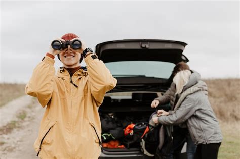 Heureux Homme Regardant à Travers Des Jumelles Photo Gratuite