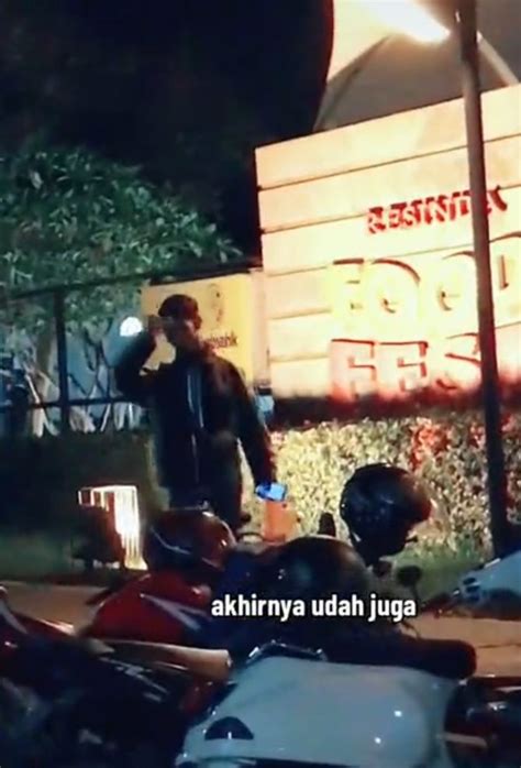 Romantis Aksi Driver Ojol Antar Orderan Makanan Ditemani Istri Ini