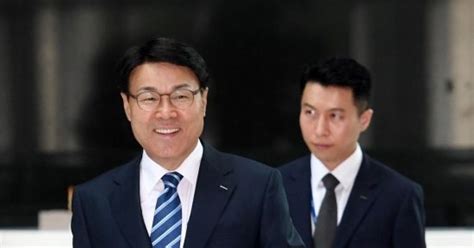 포토 주주총회 향하는 최정우 포스코 회장