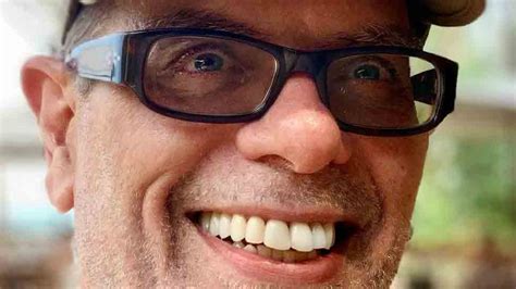 Cantor Roger do grupo Ultraje a Rigor é condenado a pagar R 100 mil